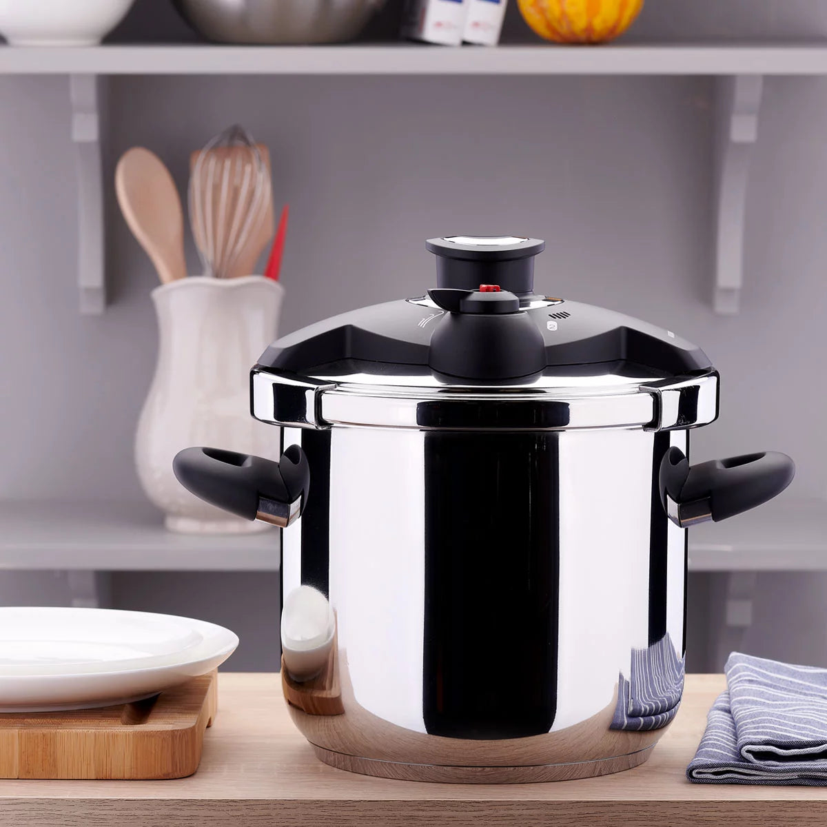 Pressure Cooker with Smart Lock System, 7.4 qt – HAKAN